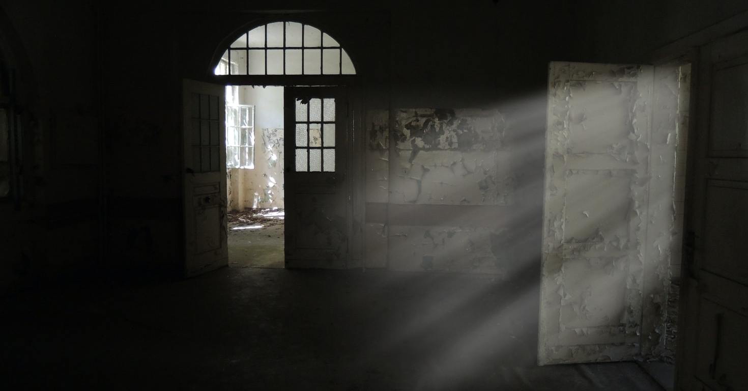 25 People Share The Scary True Ghost Encounters That Turned Them From ...
